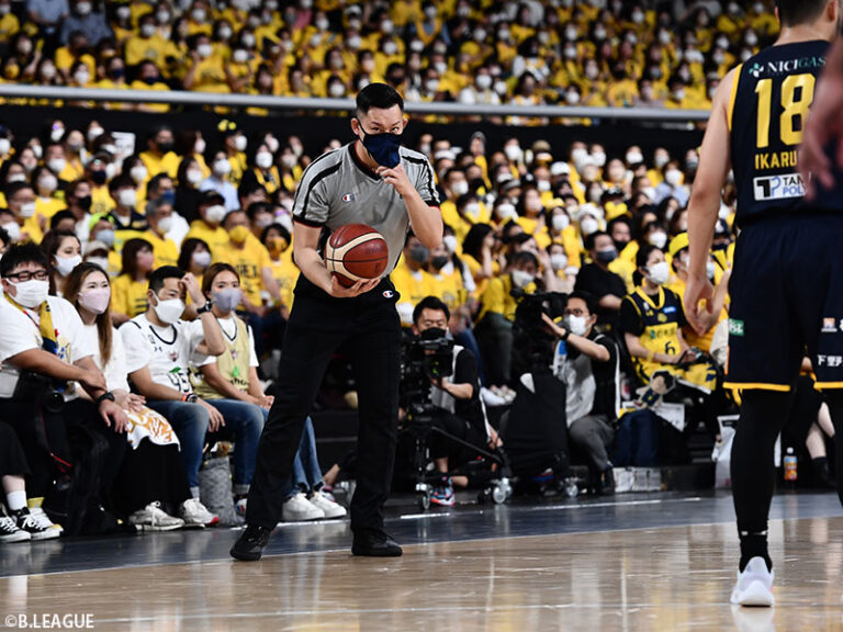 【JBA審判グループに聞く！（後編） 】注目！「ヘッドコーチチャレンジ」と「世界で活躍する日本人レフェリー」 | バスケットボールキング